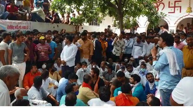 Noida: A large number of people descended on the streets | नोएडा: भारी ...